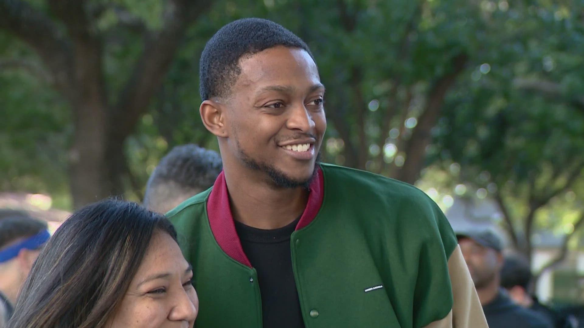 De’Aaron Fox pulled up to surprise San Antonio Spurs fans at Hemisfair ...
