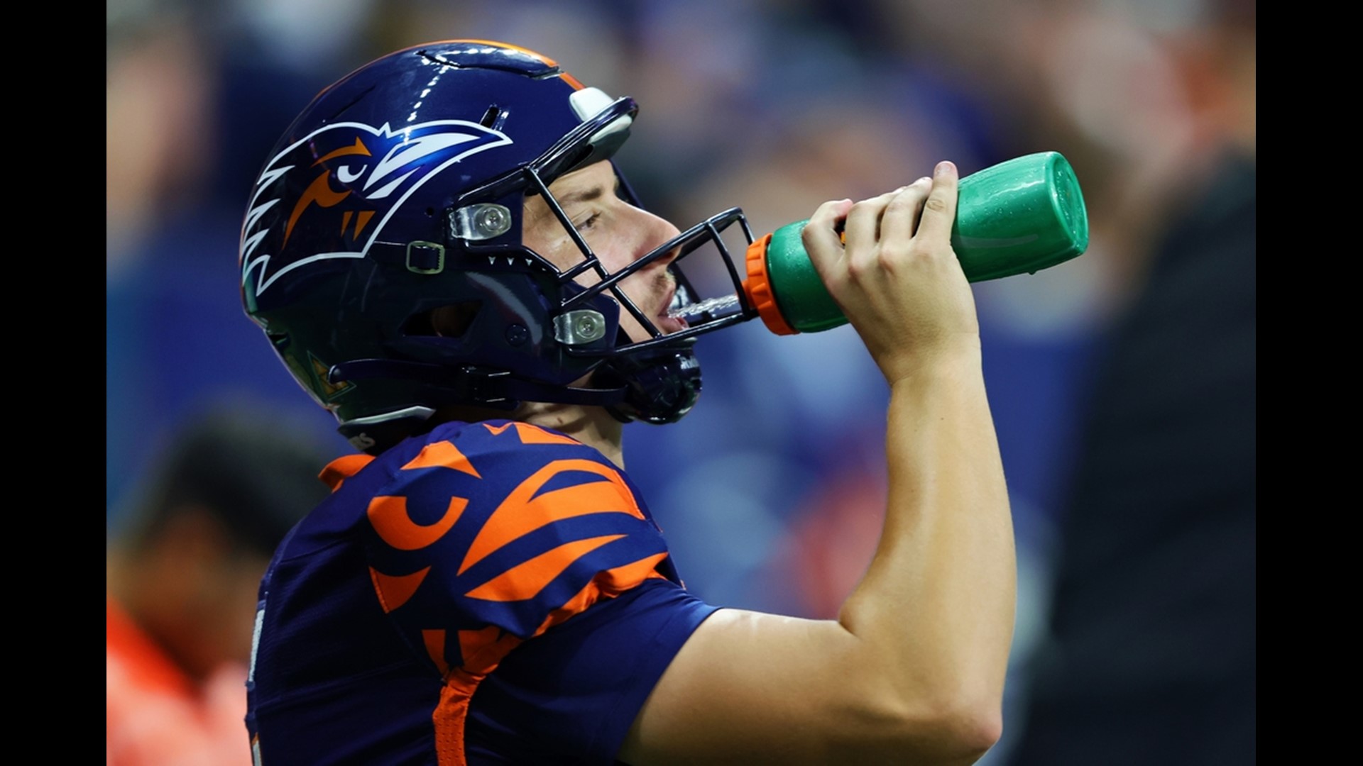 BIRDS OVER CATS: Frank Harris fights through injury, UTSA beats Texas ...