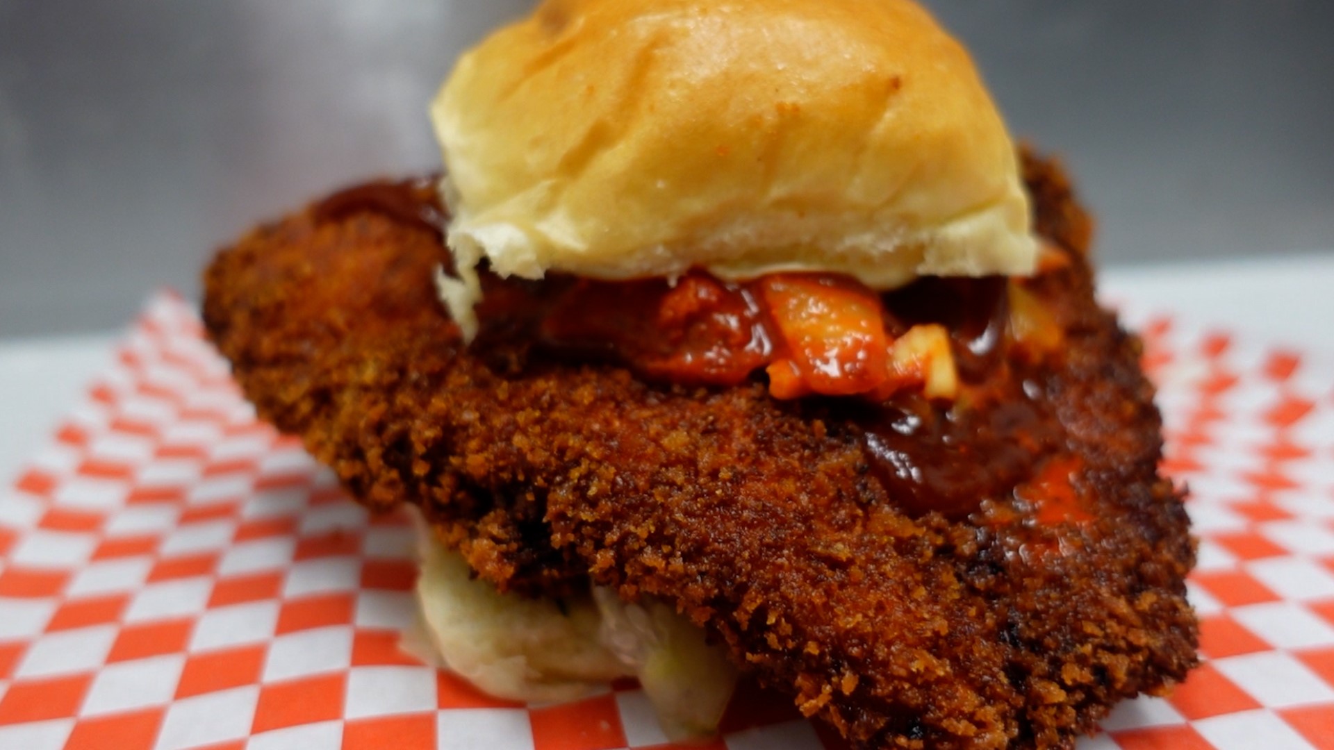 We tried Krazy Katsu's spiciest chicken sandwich: The DNA | kens5.com