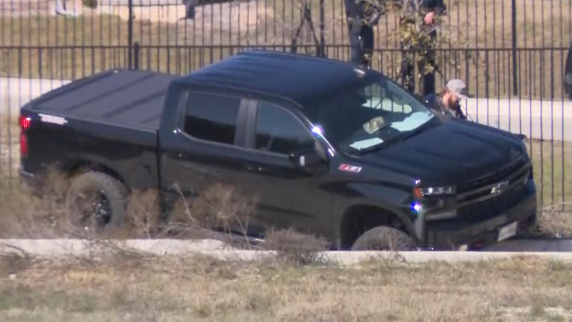 2 arrested after robbery of woman's vehicle leads to pursuit, crash ...