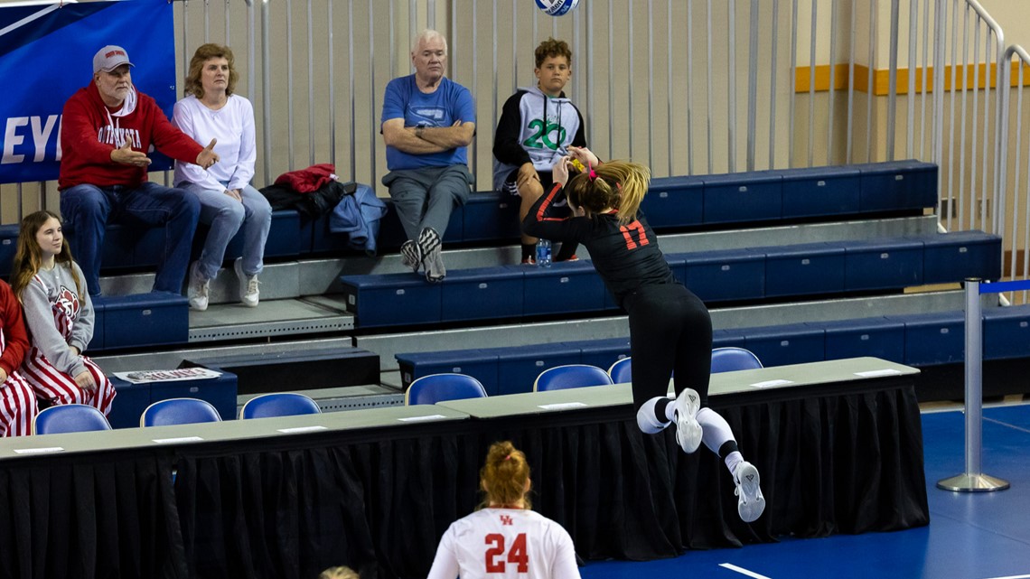 Houston Cougars volleyball: Kate Georgiades dives into a table | kens5.com