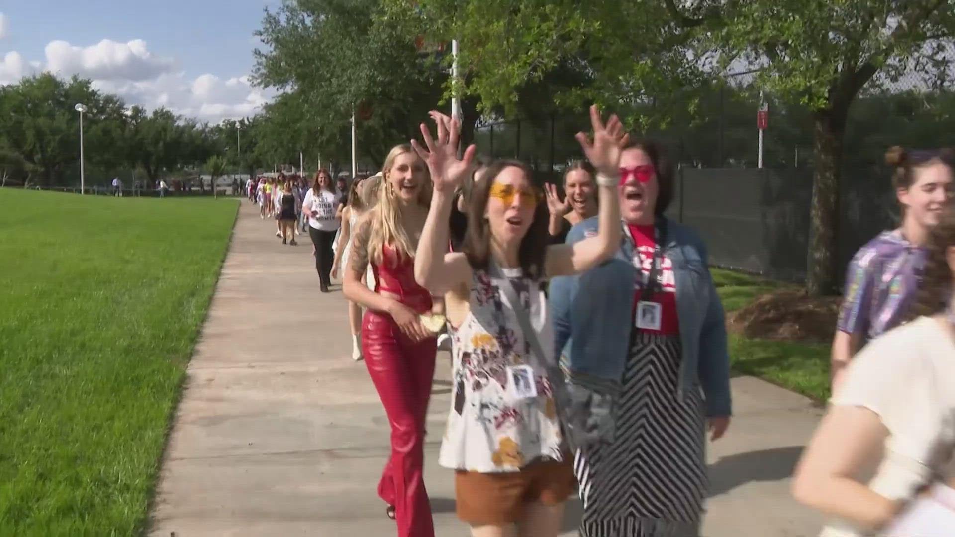 Taylor Swift concert in Houston draws tens of thousands of fans | kens5.com