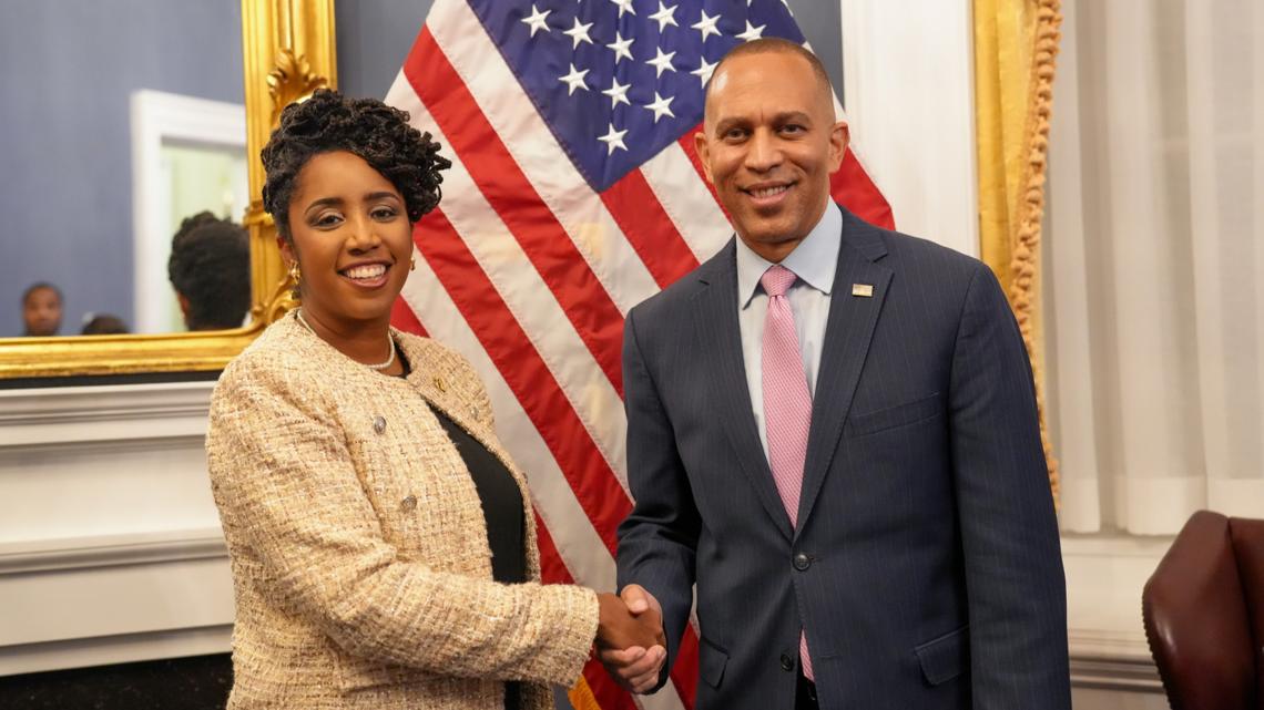 Rep. Erica Lee Carter sworn into office | kens5.com