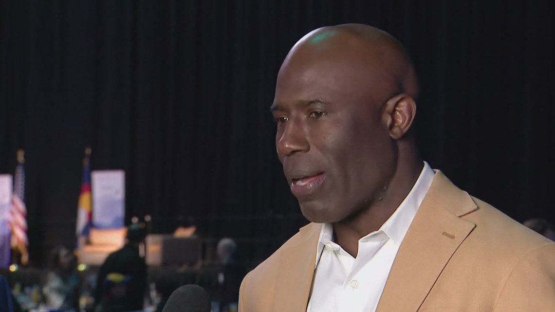 Broncos Hall of Fame RB Terrell Davis handcuffed after flight | kens5.com