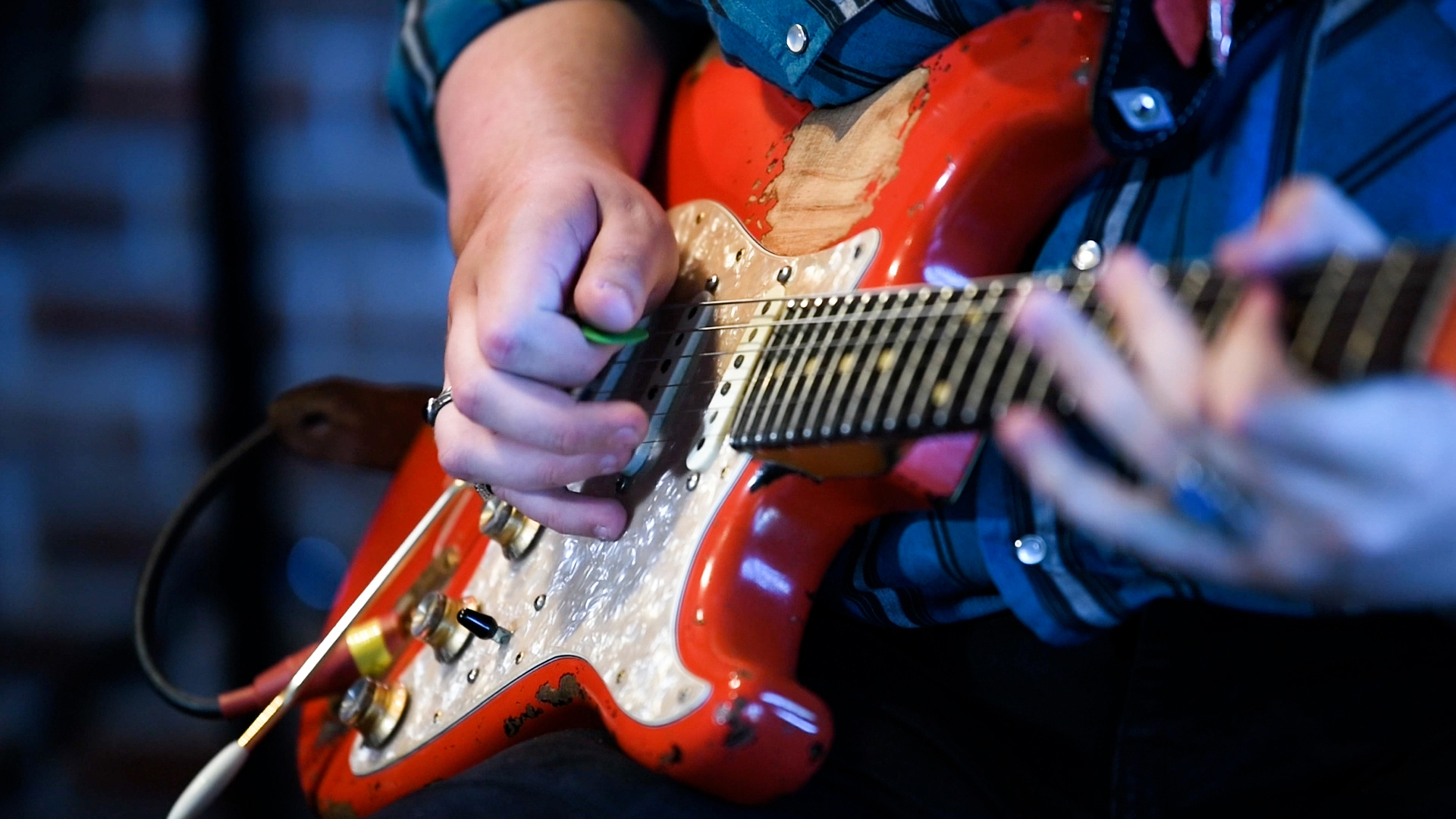 UK musician Rhys Stygal playing to honor Texas first responders | kens5.com