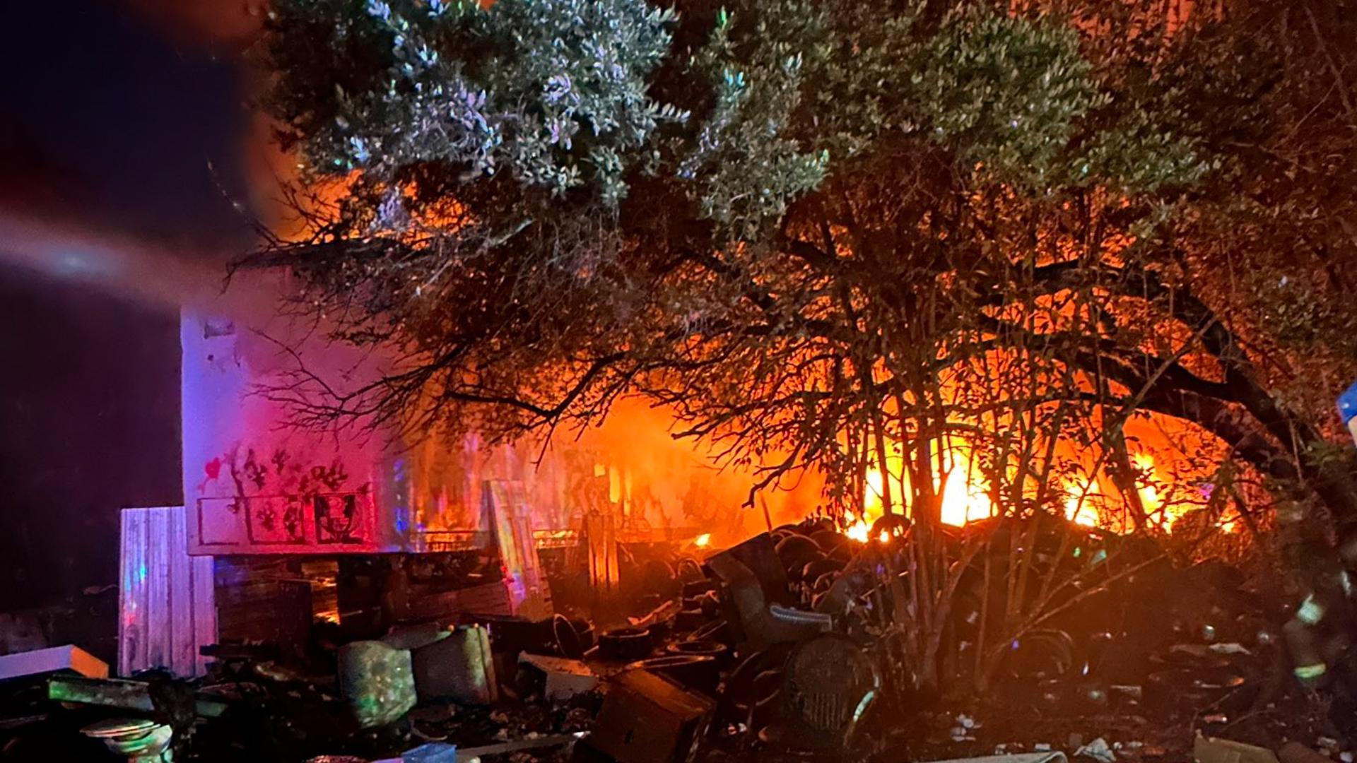 Austin Fire crews battle fire at vacant building near I-35 | kens5.com