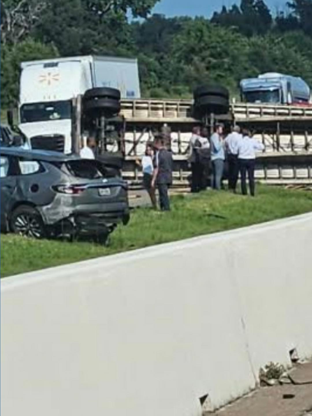 18-wheeler rollover on I-20 leads to lane closure near Van | kens5.com