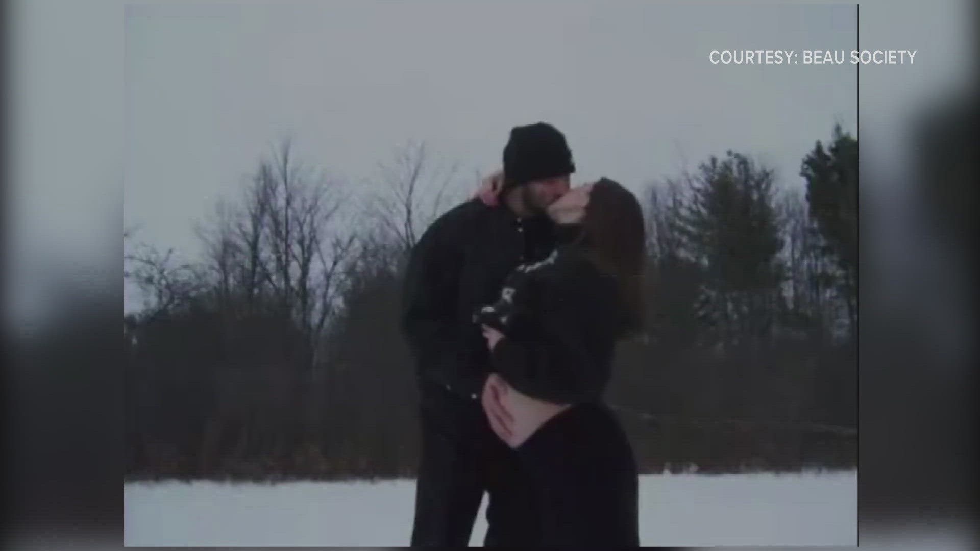 Hailee Steinfeld shows off her baby bump at the Golden Globes | kens5.com