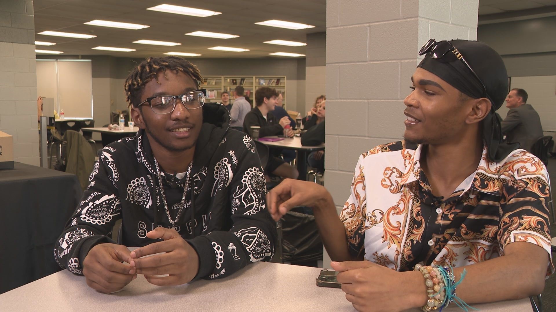 Riverside High graduates 16 sets of twins, 1 set of triplets | kens5.com